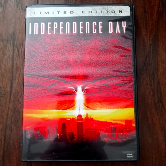 Universal | Media | Independence Day Limited Edition On Dvd | Poshmark
